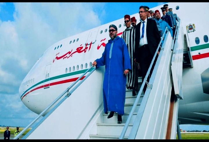 الملك محمد السادس يعود إلى أرض الوطن بعد رحلة خاصة لباريس